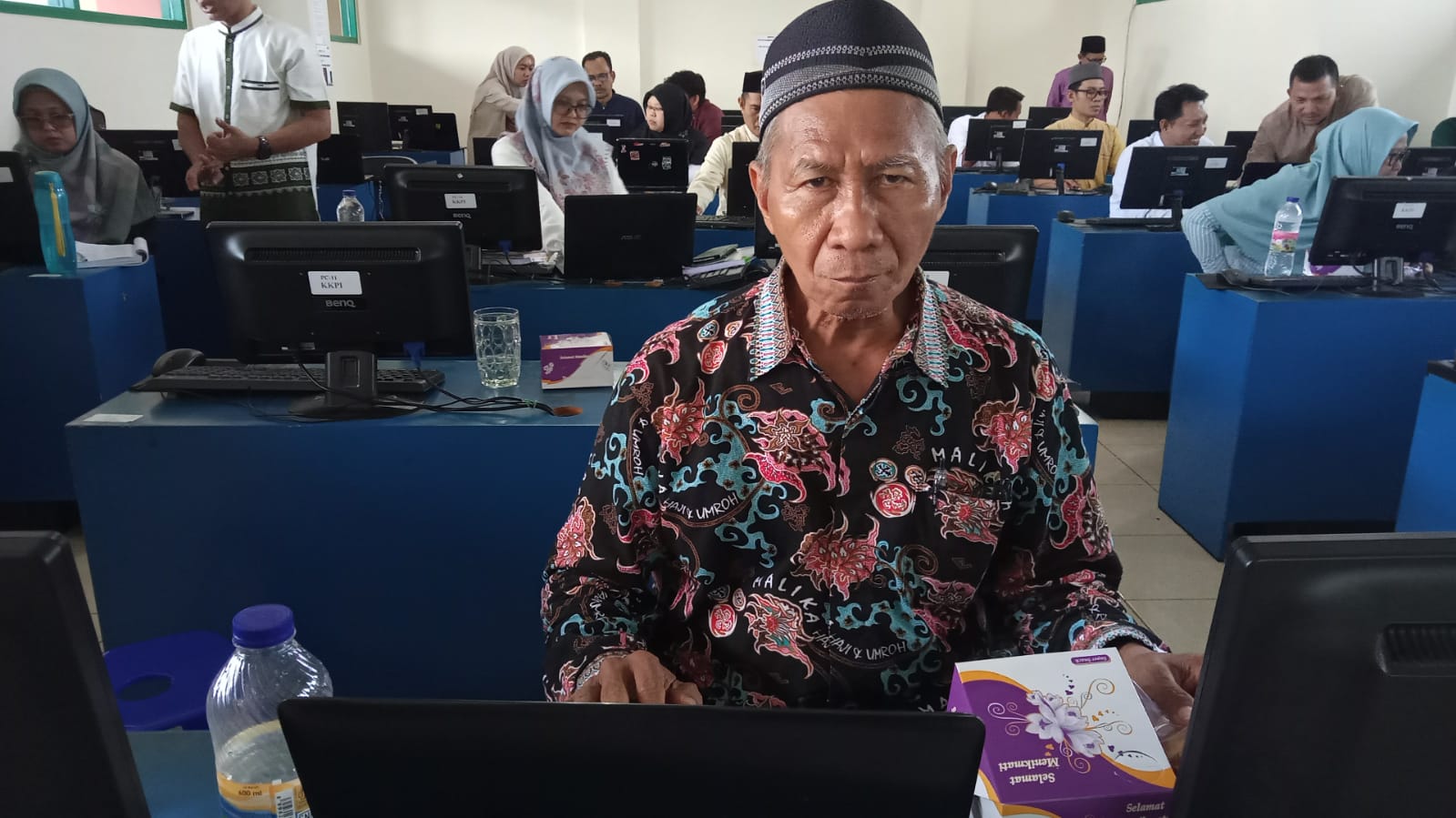 Pelatihan guru tentang pembuatan soal PAS dengan system CBT yang dikembangakan oleh Tim IT SMK ...